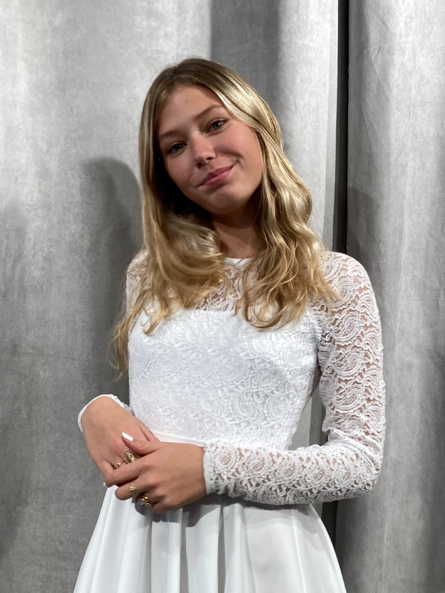 Buksedragt til konfirmation med blondeoverdel GIA — Angelina Design Studio