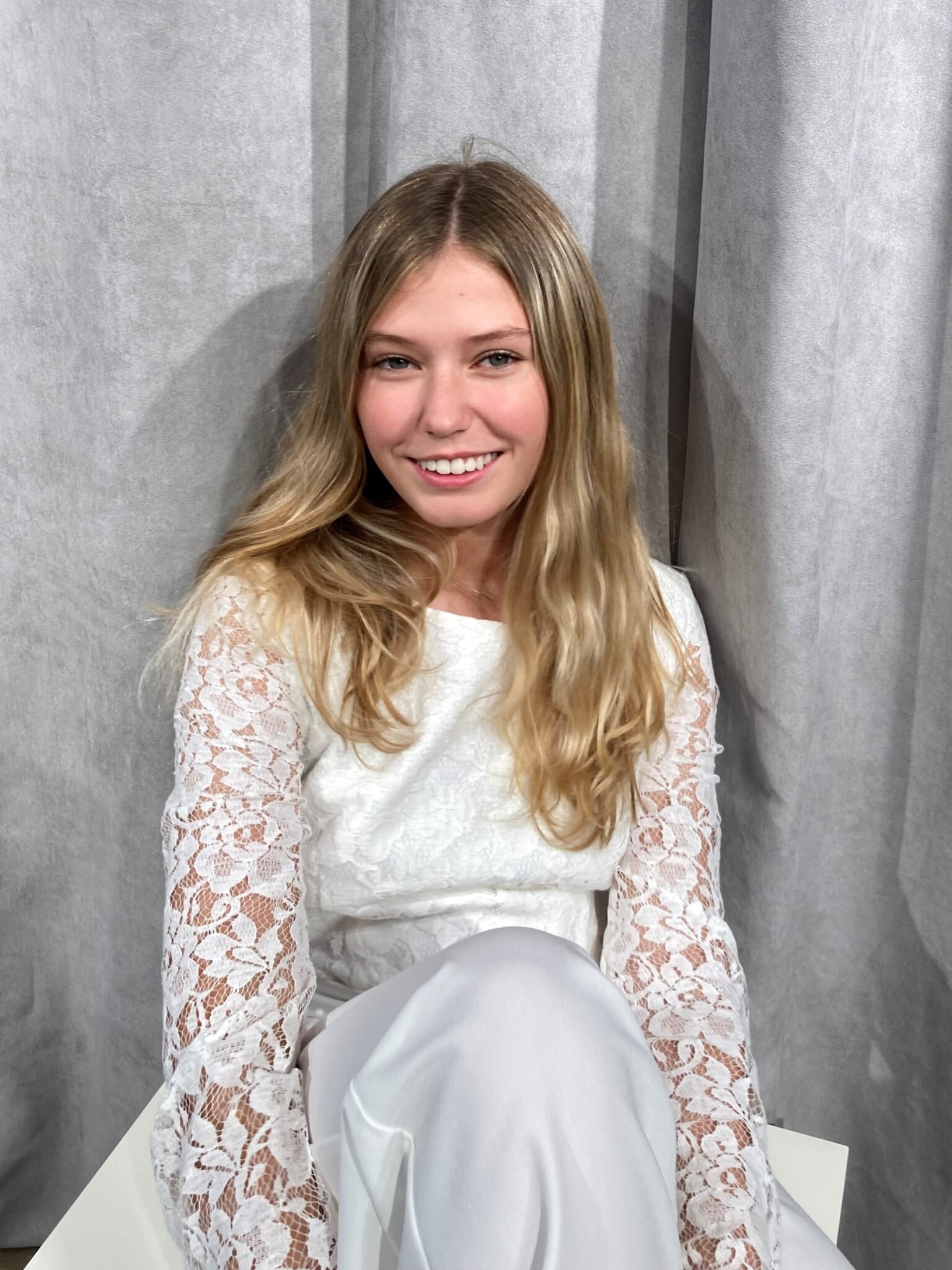 Buksedragt til konfirmation med blondeoverdel GIA — Angelina Design Studio